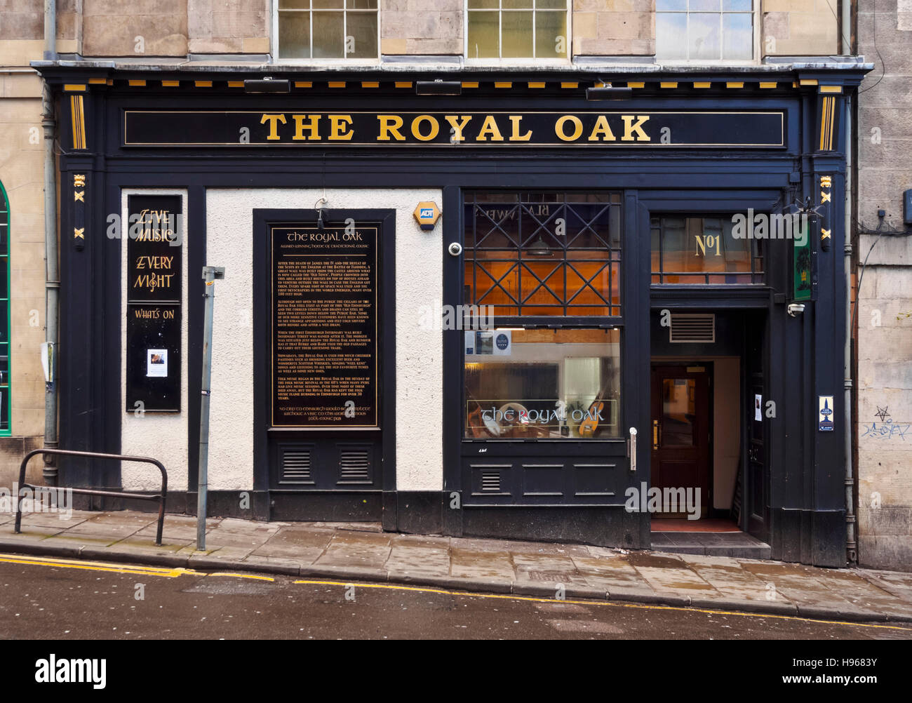 UK, Scotland, Lothian, Edinburgh, Exterior view of the Royal Oak Pub ...