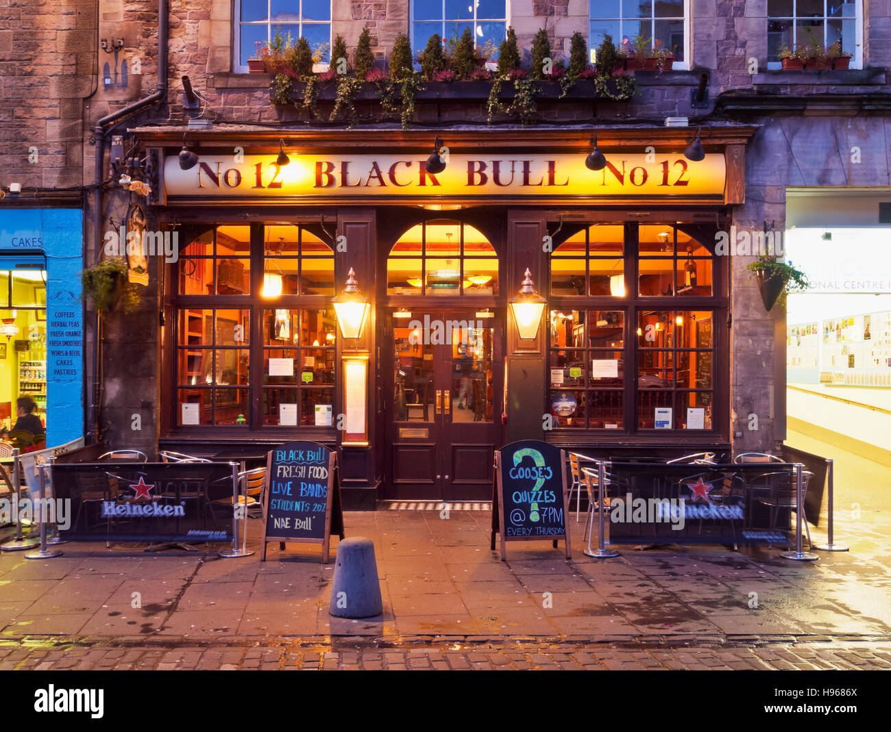 UK, Scotland, Lothian, Edinburgh, Twilight view of the Black Bull Pub ...