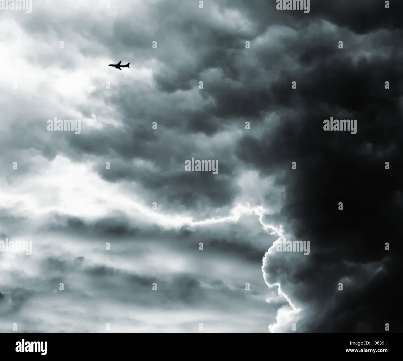 Airliner and dramatic sky hi-res stock photography and images - Alamy