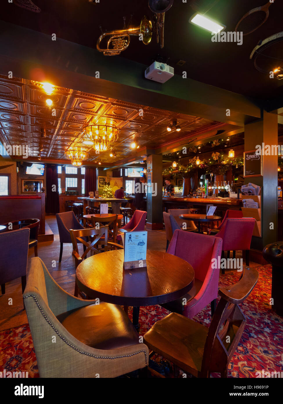 Traditional scottish pub interior hi-res stock photography and images ...