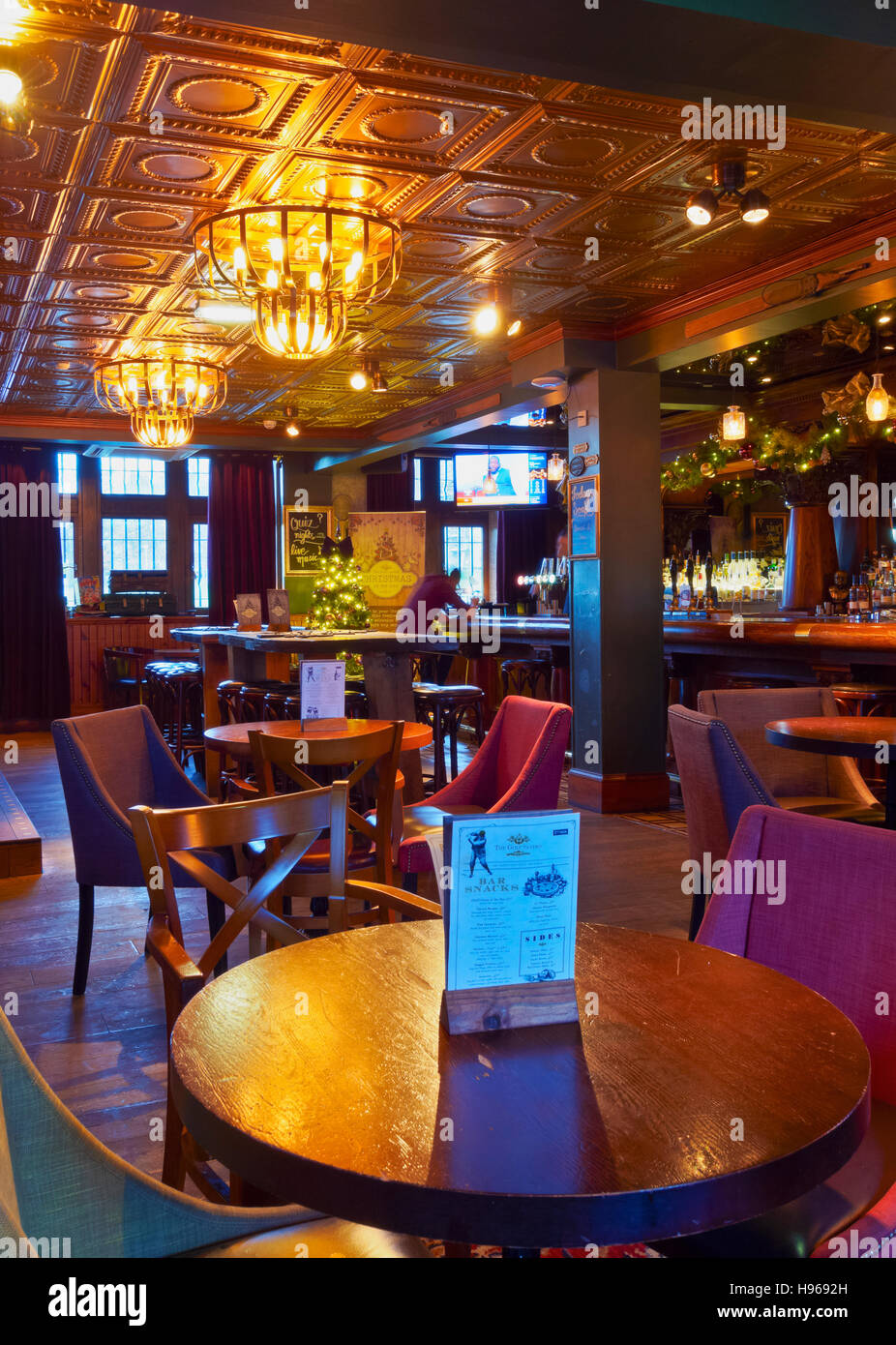 Traditional scottish pub interior hi-res stock photography and images ...
