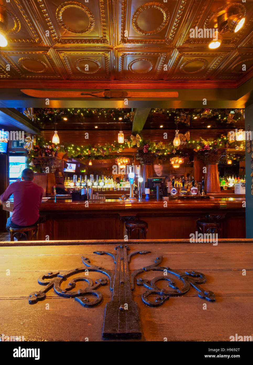 Traditional scottish pub interior hi-res stock photography and images ...