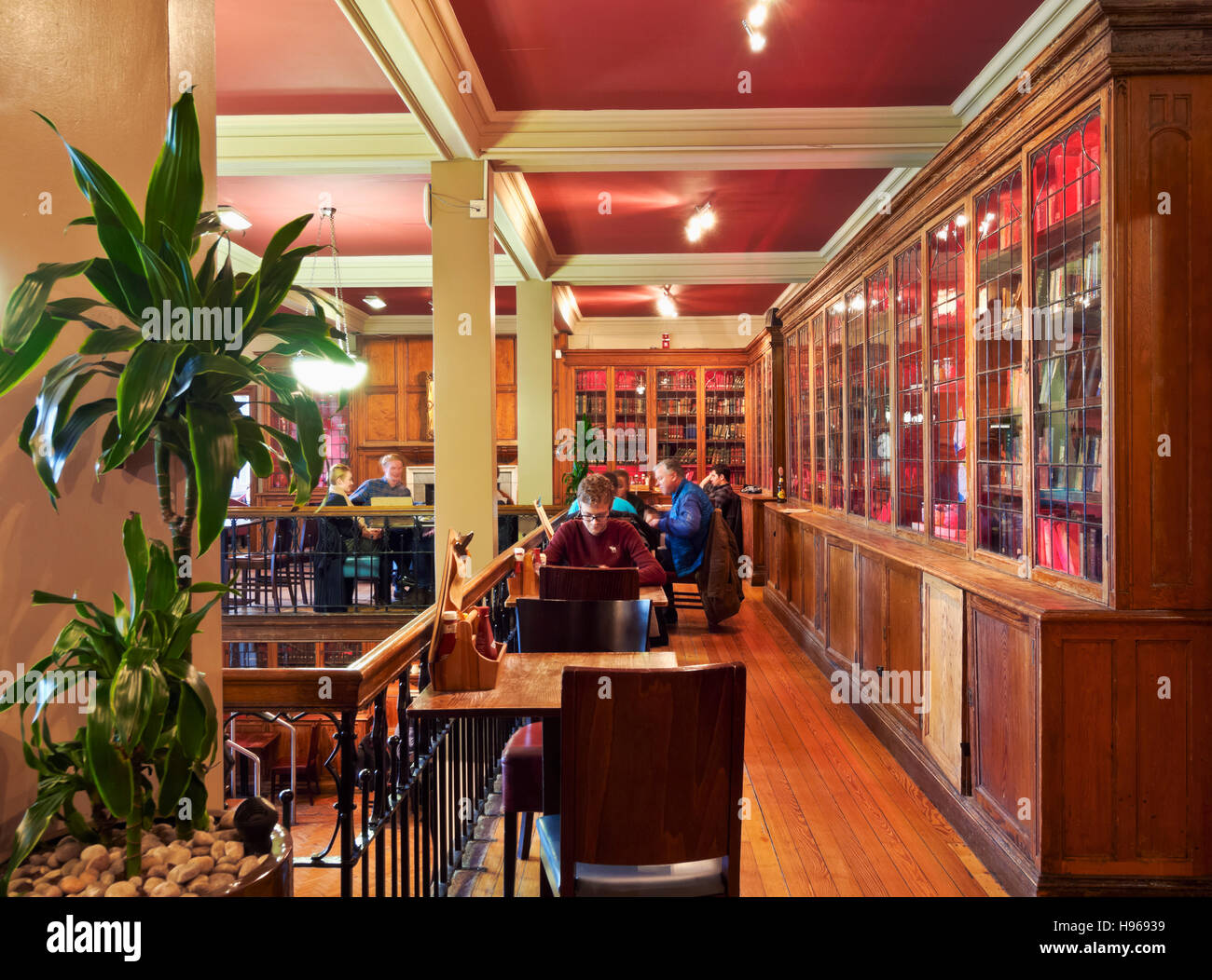 UK, Scotland, Lothian, Edinburgh, Interior view of the Library Bar in ...