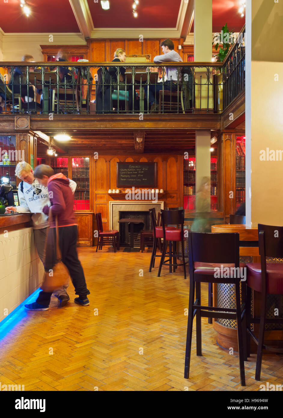 UK, Scotland, Lothian, Edinburgh, Interior view of the Library Bar in ...