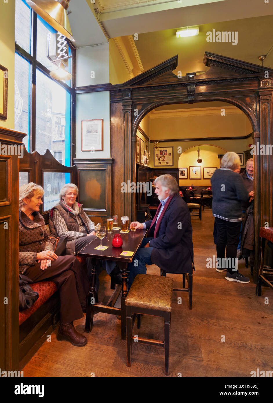 UK, Scotland, Lothian, Edinburgh, Interior view of the Sandy Bell's ...