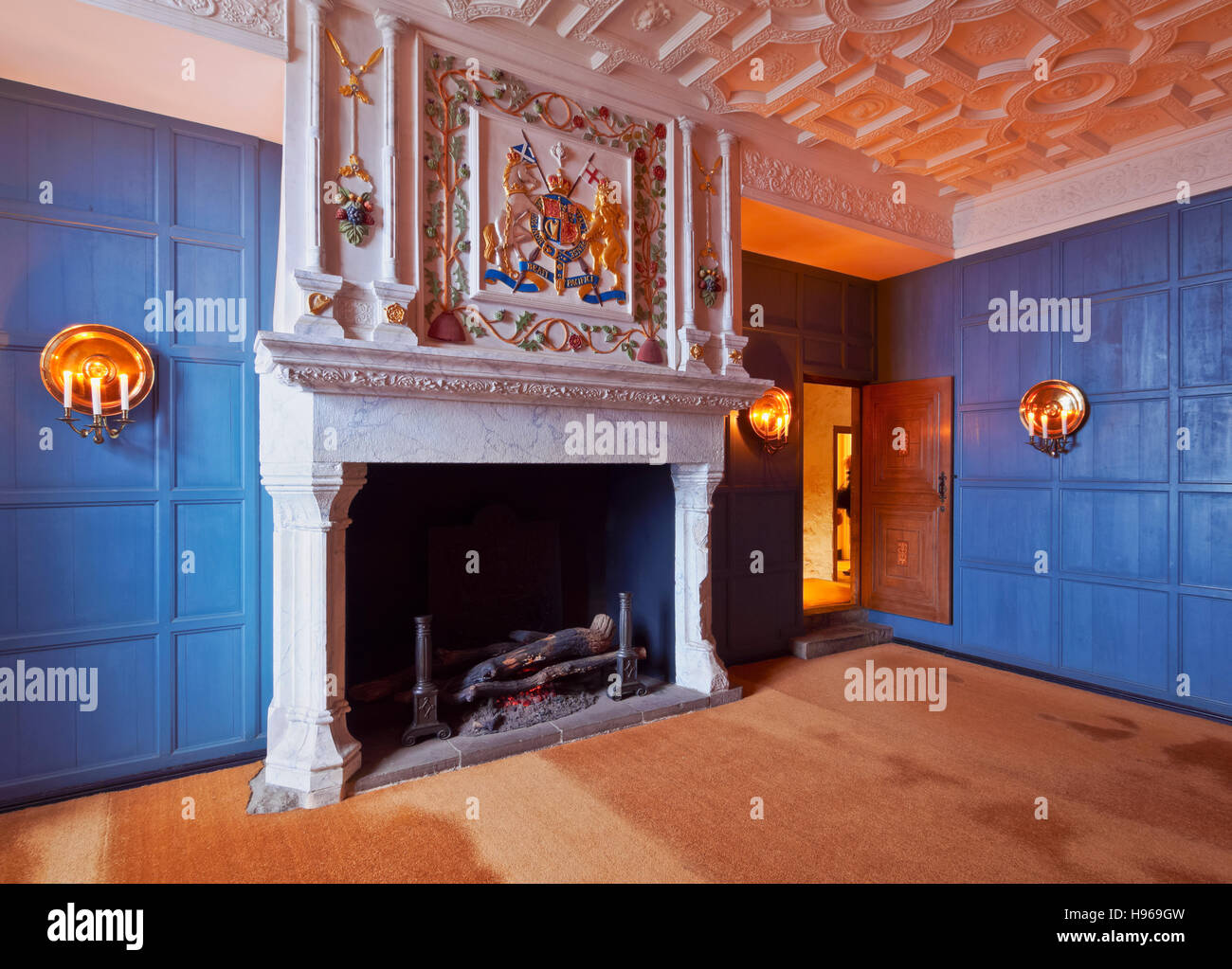 Castle interior armour hi-res stock photography and images - Alamy