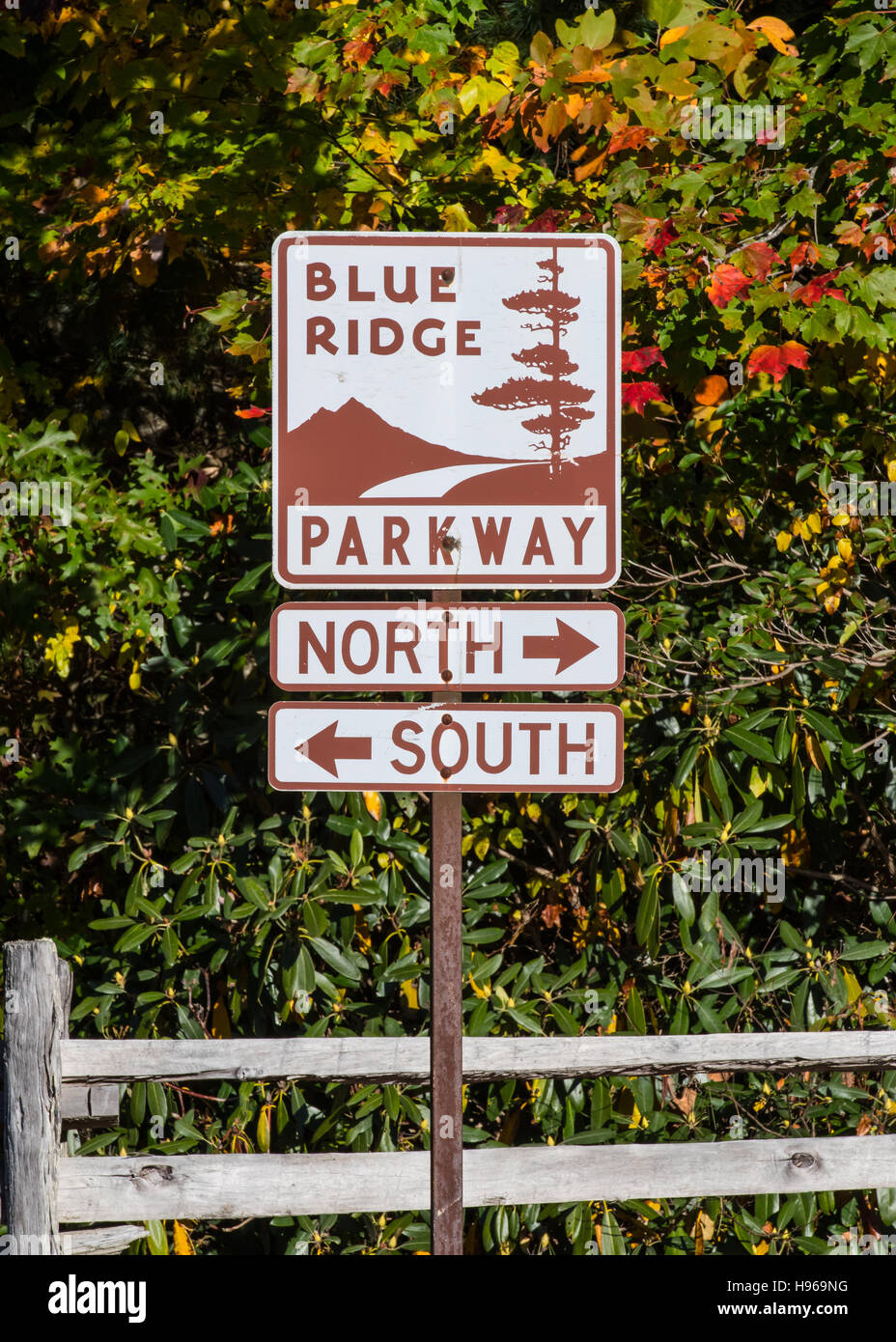 Parkway Directional Sign in autumn Stock Photo - Alamy
