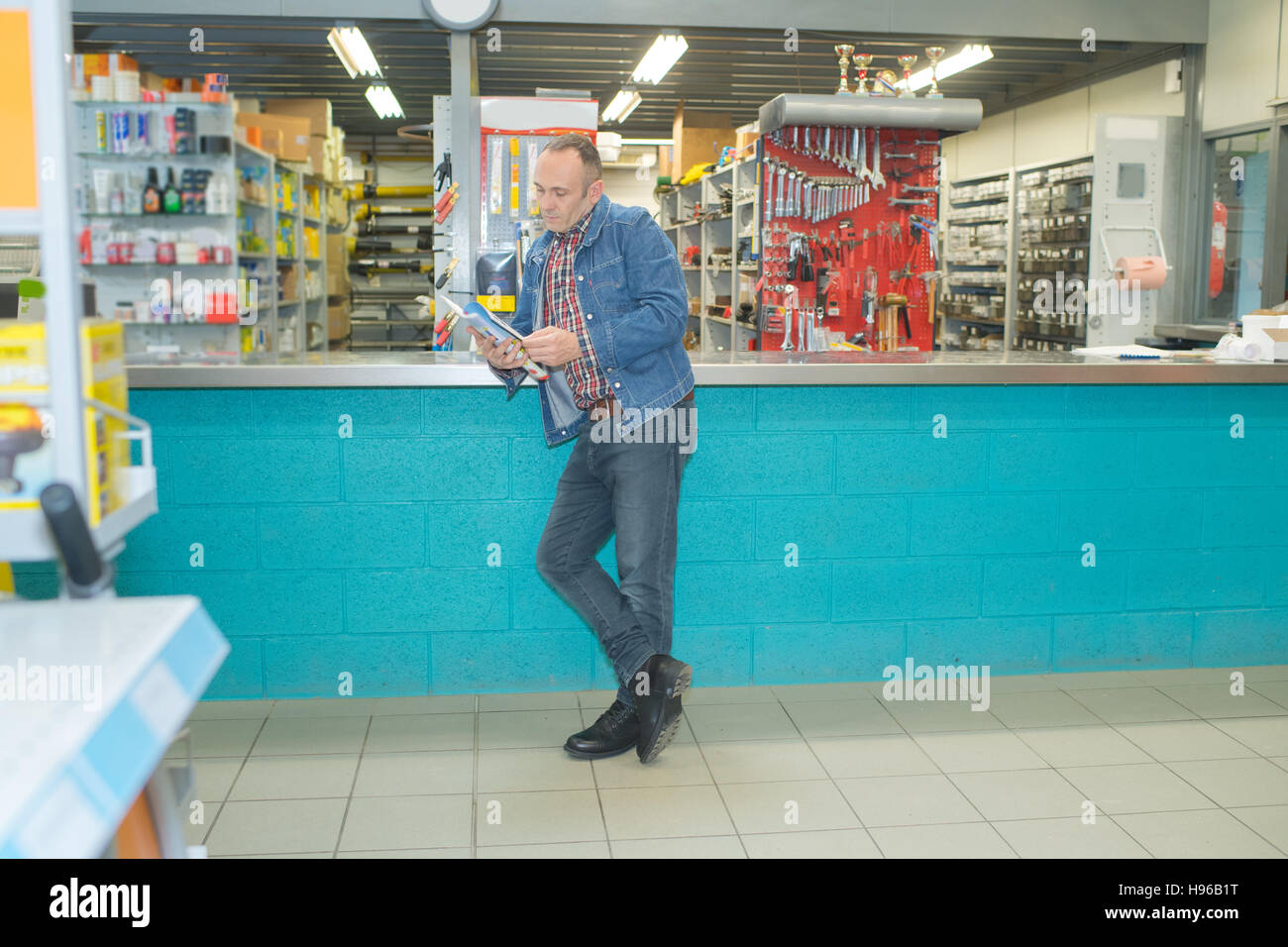 Portrait hardware store worker hi-res stock photography and images - Alamy