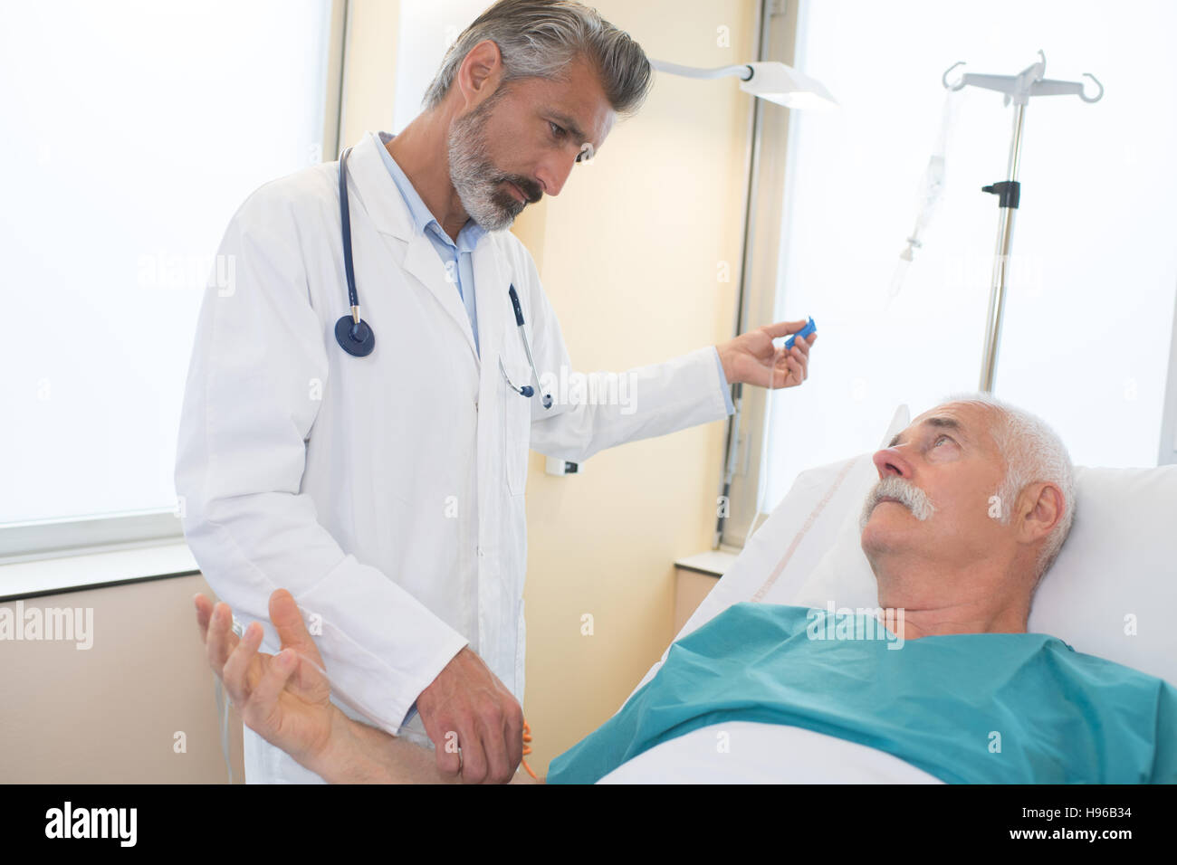 patient resting on bed with drip in hospital Stock Photo - Alamy