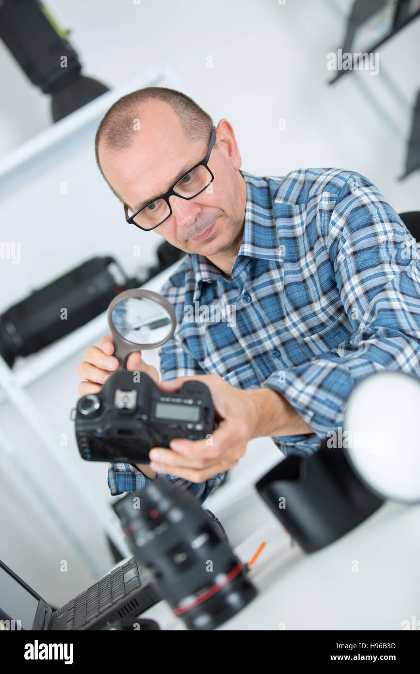 technician examining and repairing dslr camera Stock Photo - Alamy