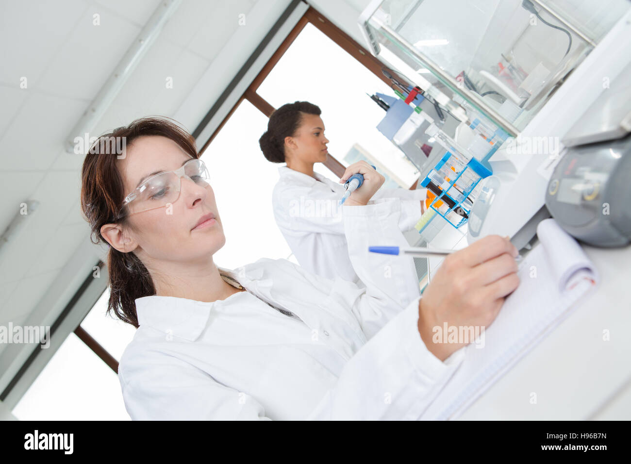 professional woman wearing goggle in a laboratory Stock Photo - Alamy