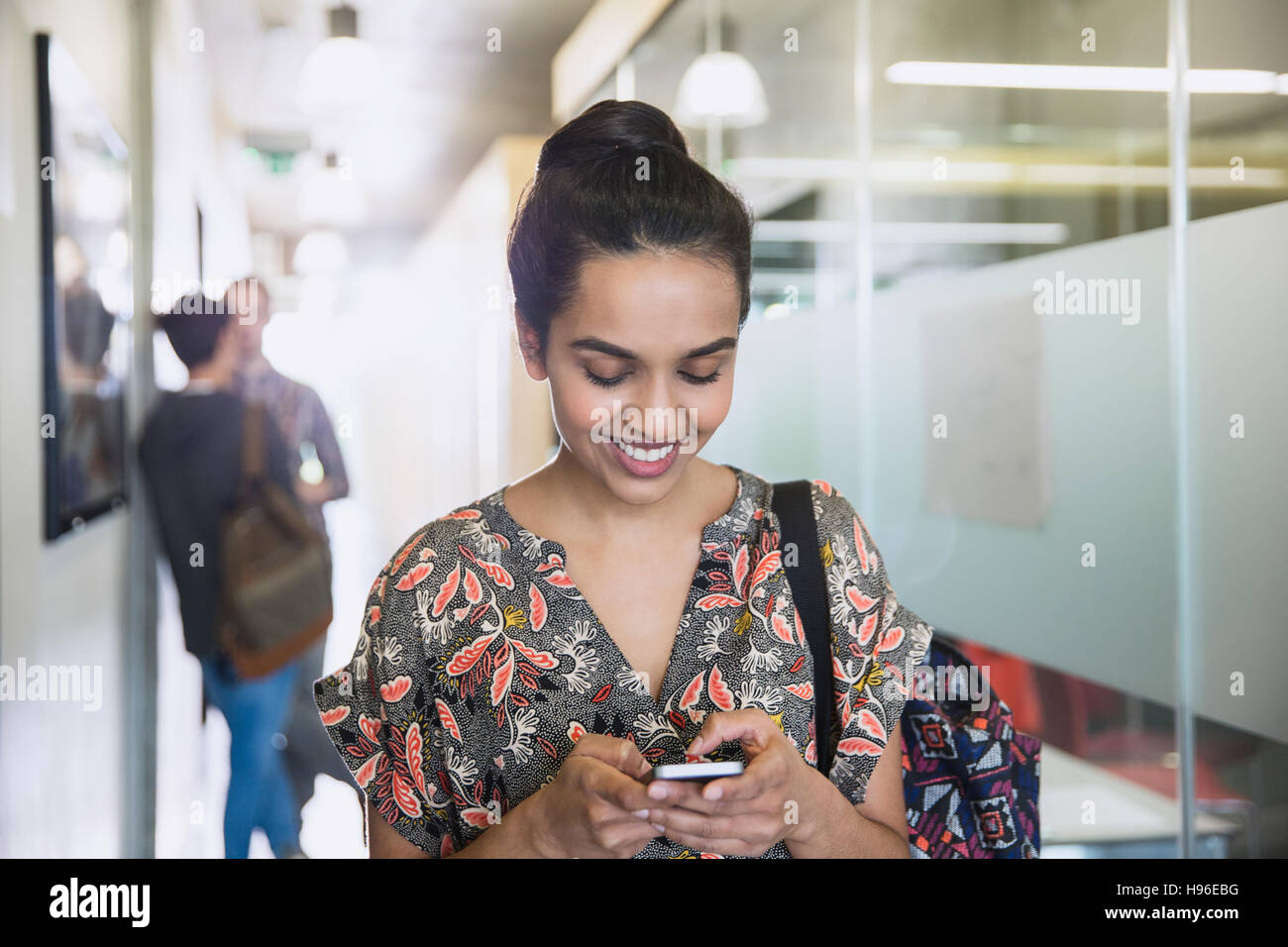 Female college student texting hi-res stock photography and images - Alamy