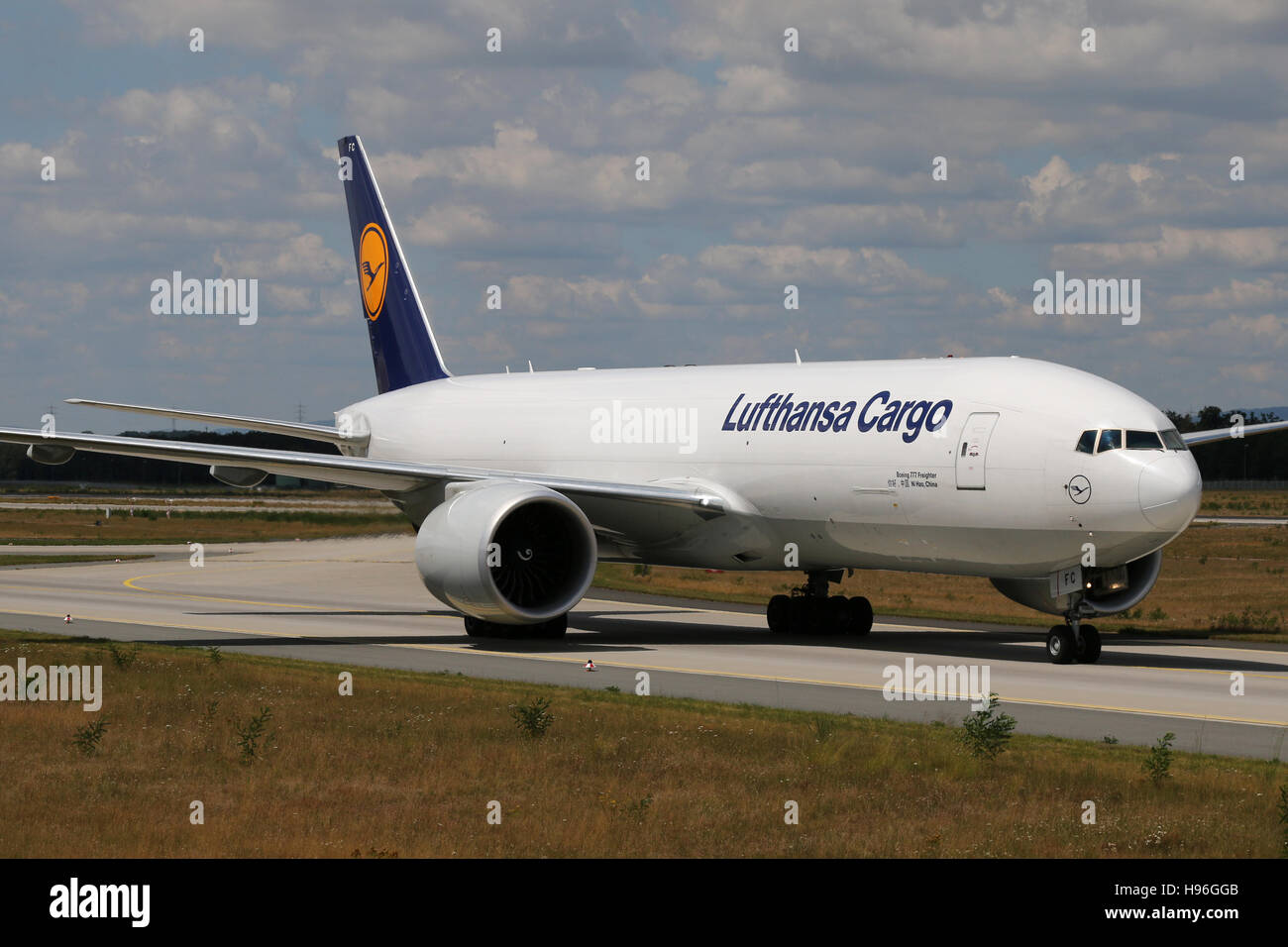 Boeing 77f hi-res stock photography and images - Alamy