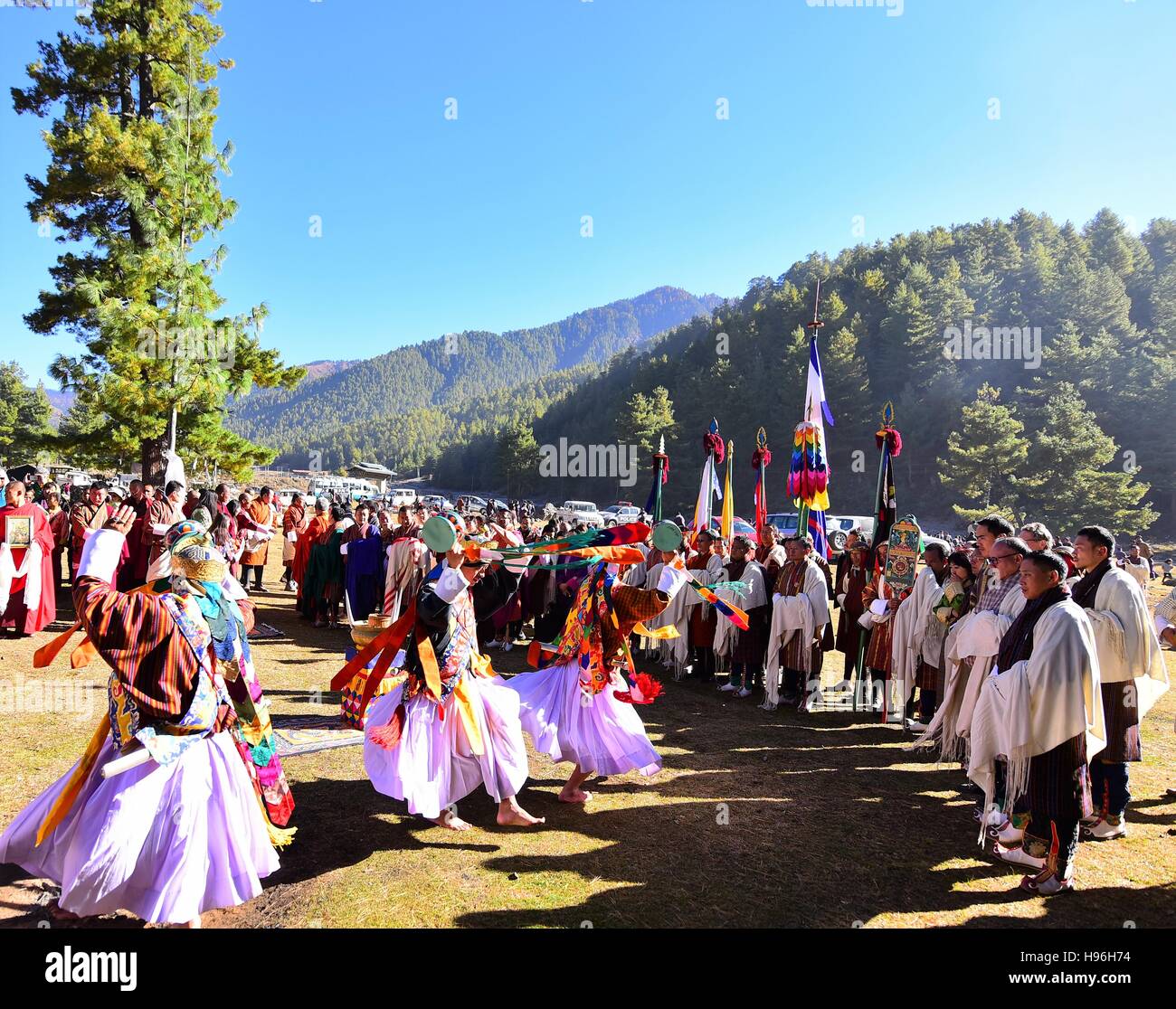 Bhutanese dance hi-res stock photography and images - Alamy