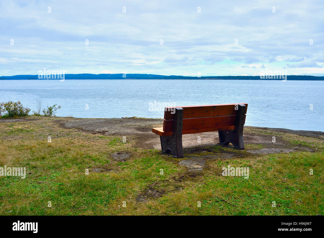 Bench overlooking water hi-res stock photography and images - Alamy