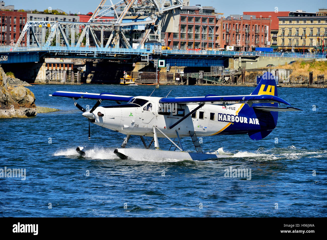 Airplane taxing for take off hi-res stock photography and images - Alamy