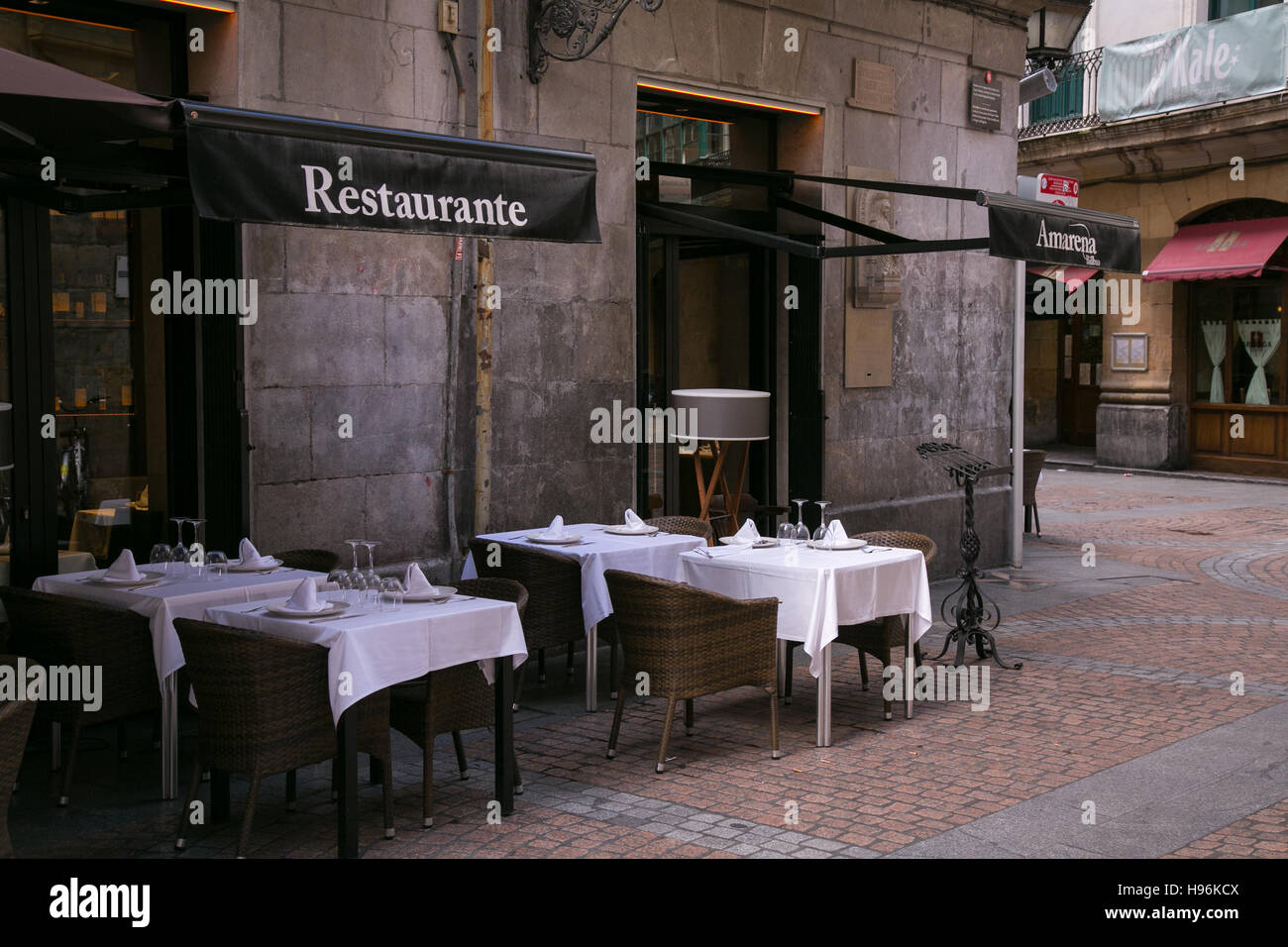 Outdoor cafe spain architecture hi-res stock photography and images - Alamy