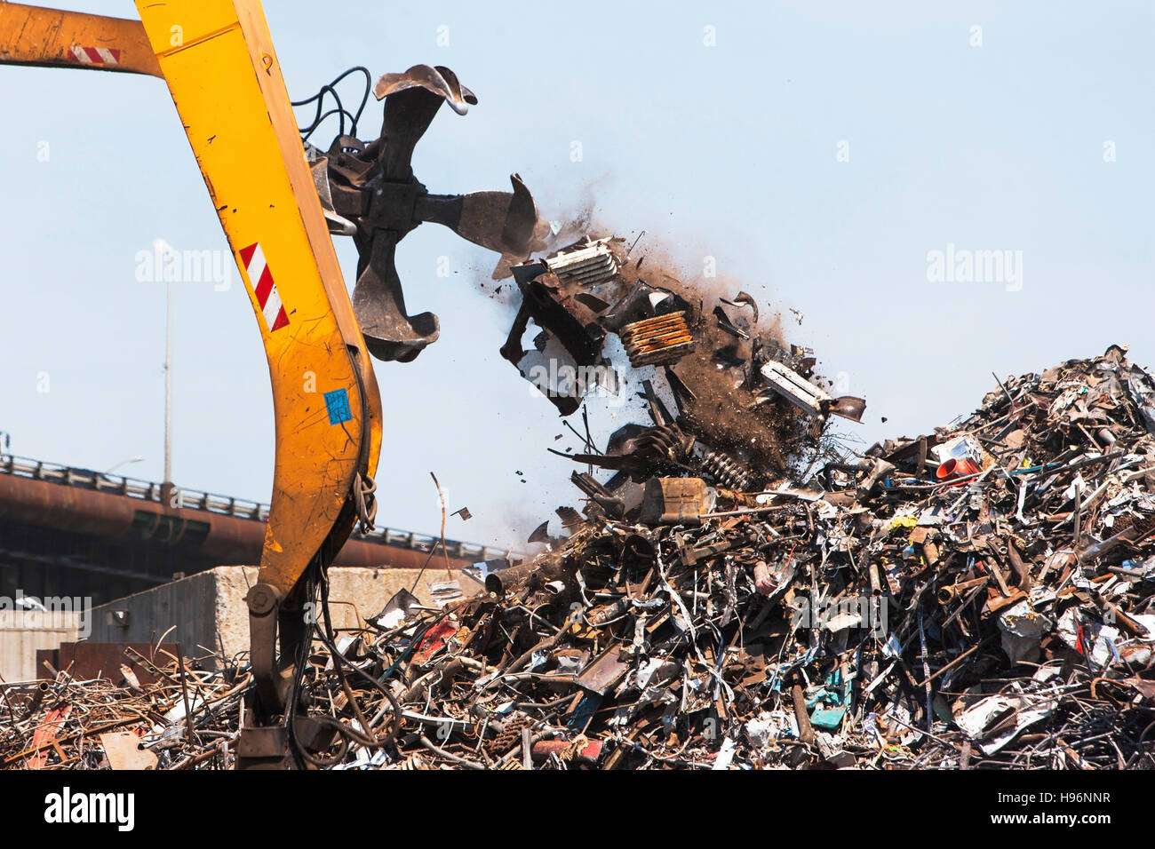 Scrap metal crane hi-res stock photography and images - Alamy