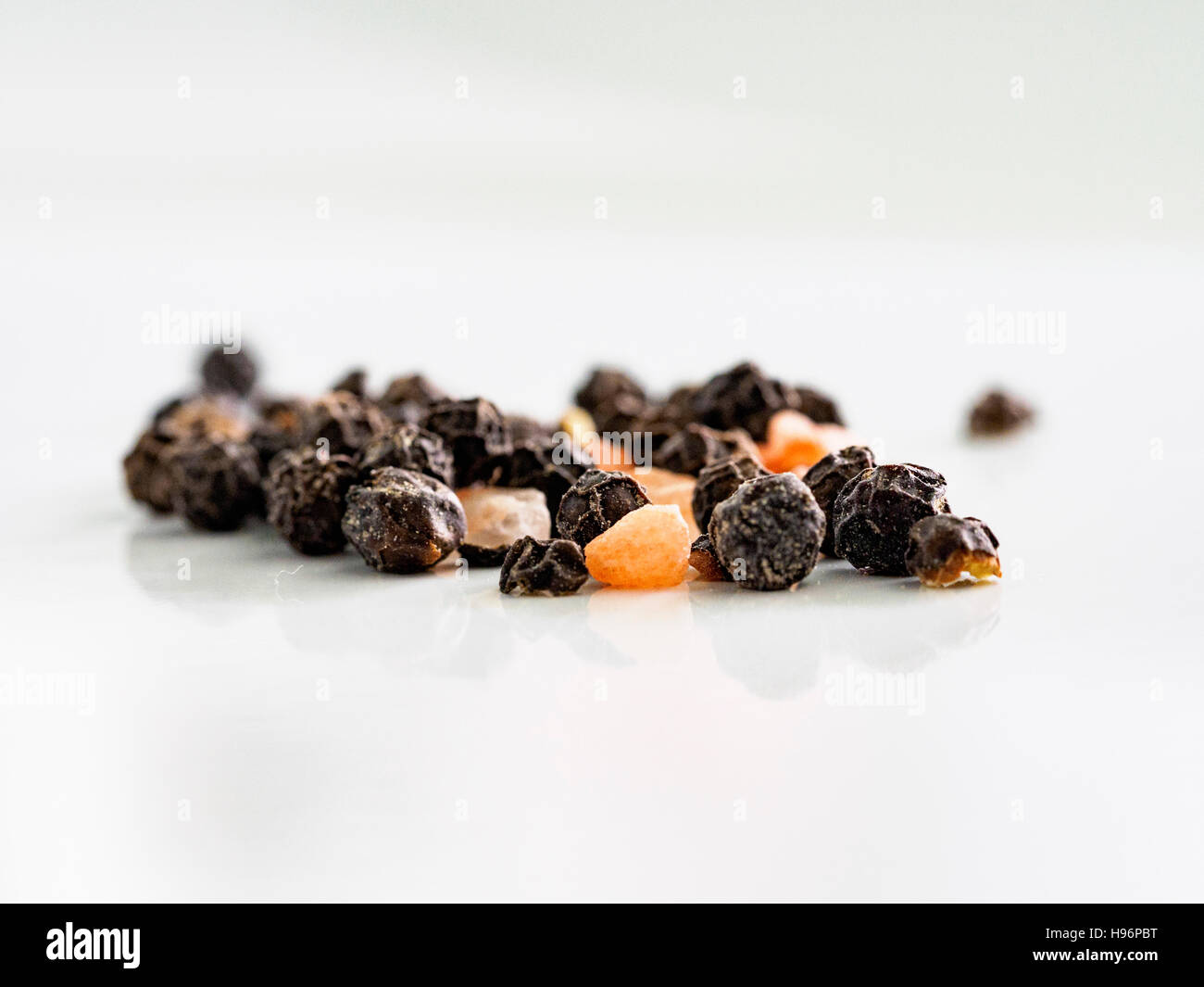 Pepper and himalayan salt against white background Stock Photo - Alamy