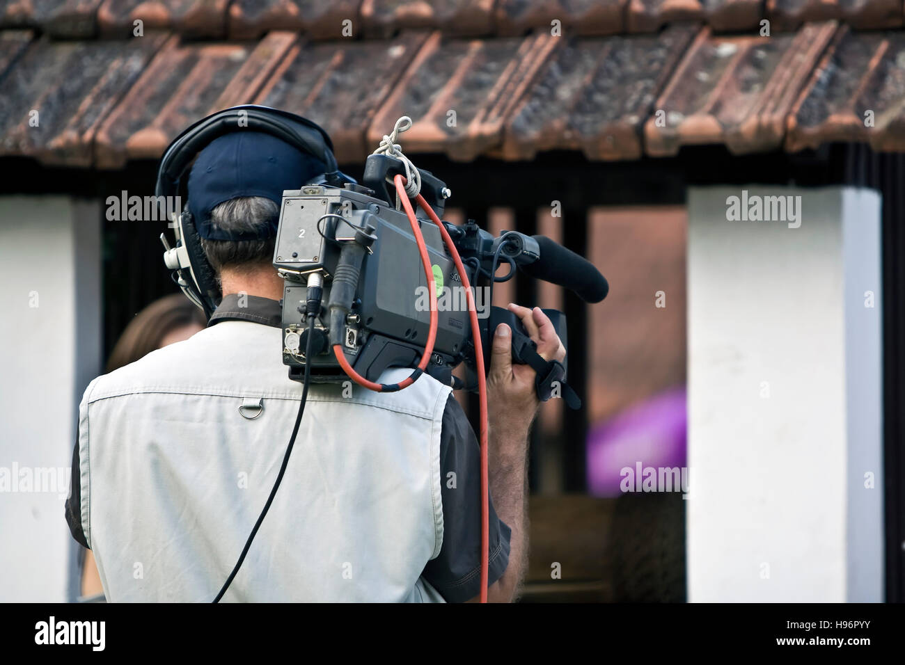 Professional TV news cameraman Stock Photo - Alamy