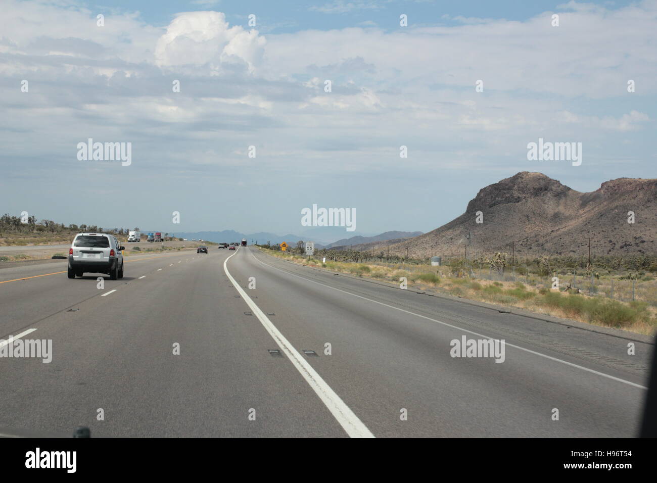 Traffic on highway 58, Mojave desert Stock Photo - Alamy