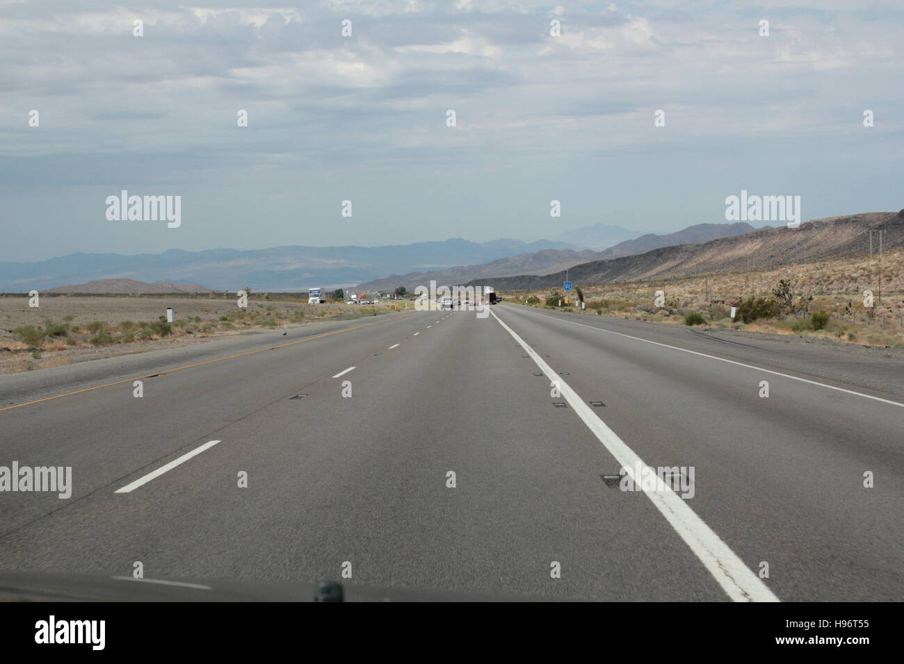 Traffic on highway 58, Mojave desert Stock Photo - Alamy