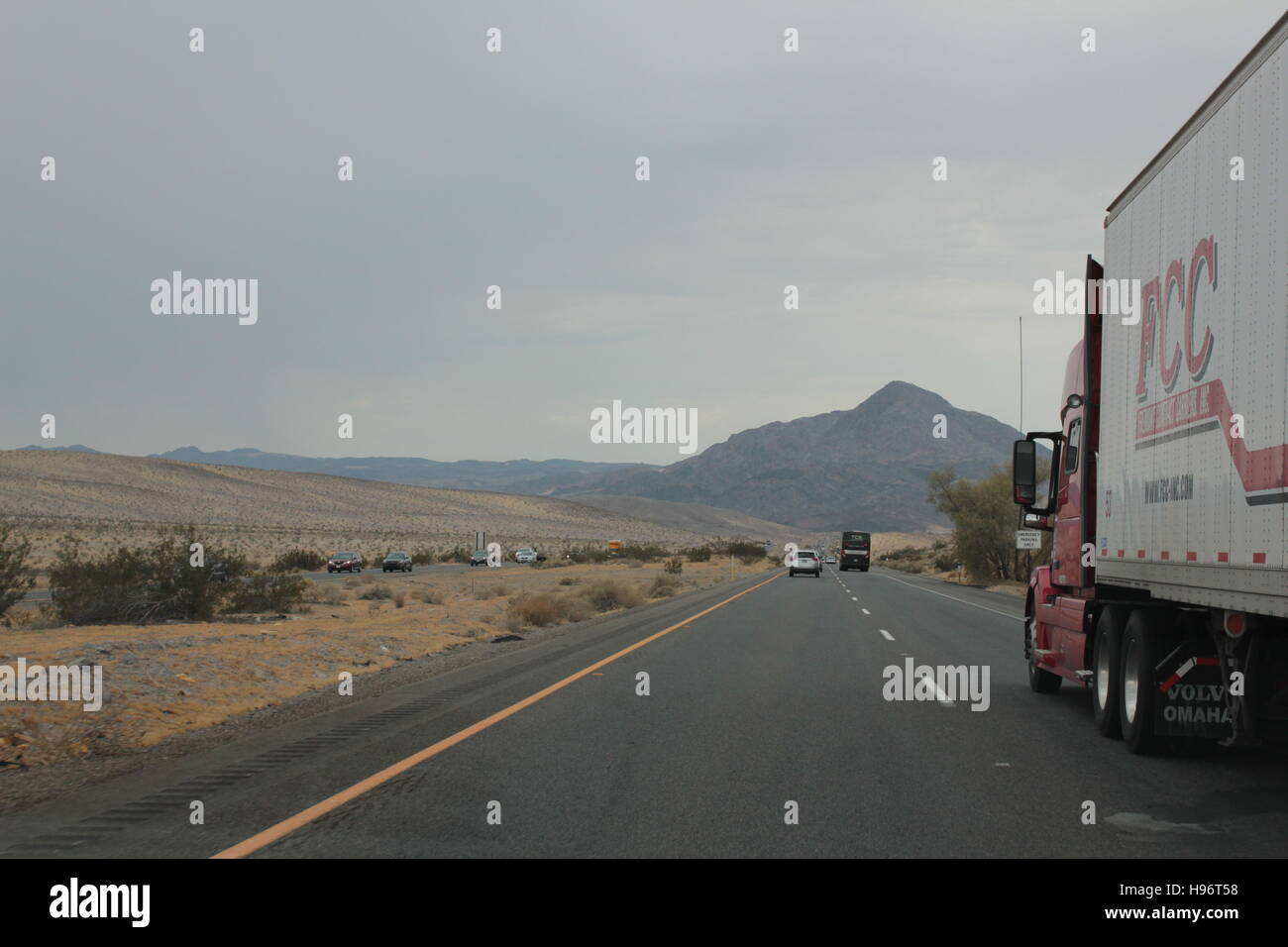Traffic on highway 58, Mojave desert Stock Photo - Alamy