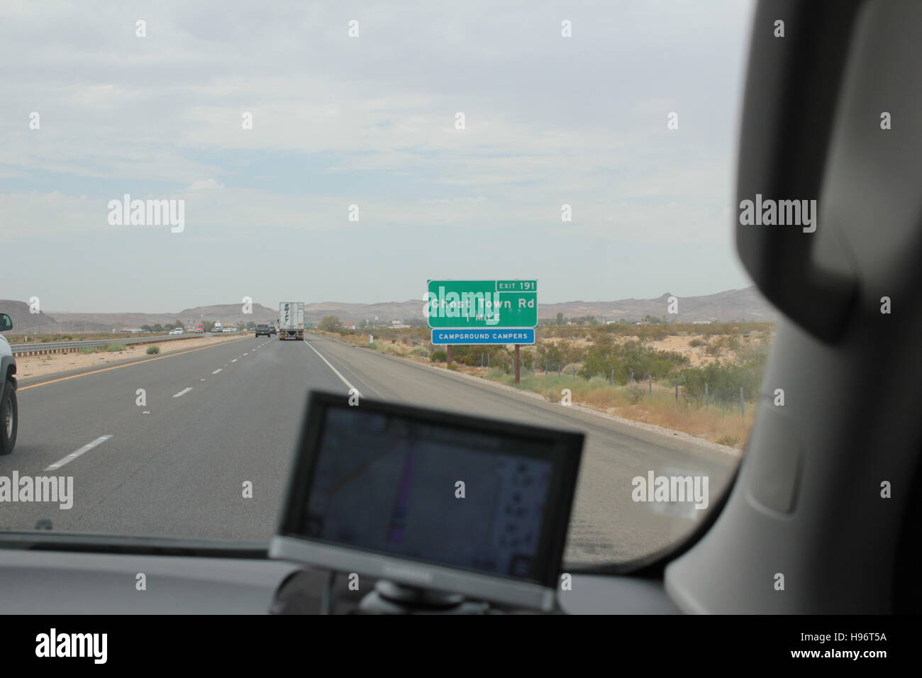 Traffic on highway 58, Mojave desert Stock Photo - Alamy