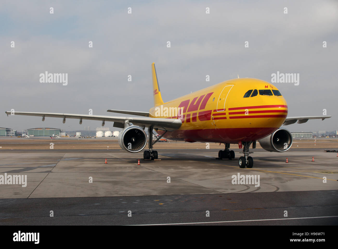 Dhl airbus a300 freighter hi-res stock photography and images - Alamy
