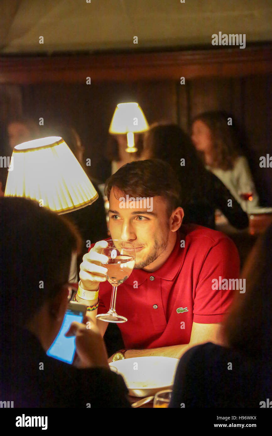 Students having dinner in the dining hall of Exeter College in Oxford ...