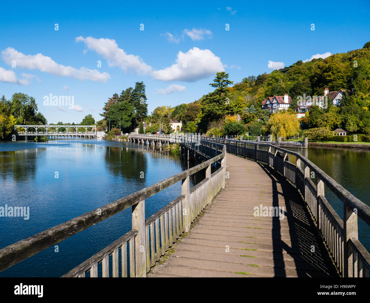 Marsh Lock, Wier, River Thames, Henley-on-Thames, Oxfordshire, England ...