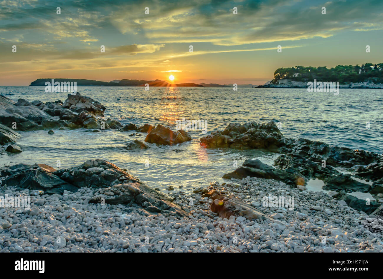Rocky beach landscape hi-res stock photography and images - Alamy
