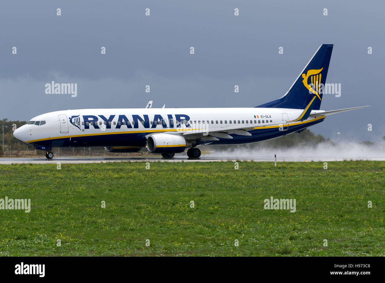 Ryanair Boeing 737-8AS [EI-DLK] lining up for its take off run from ...