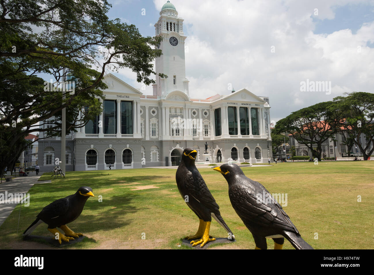 Local Mynas sculpture and Victoria Theatre and Concert Hall, Empress ...