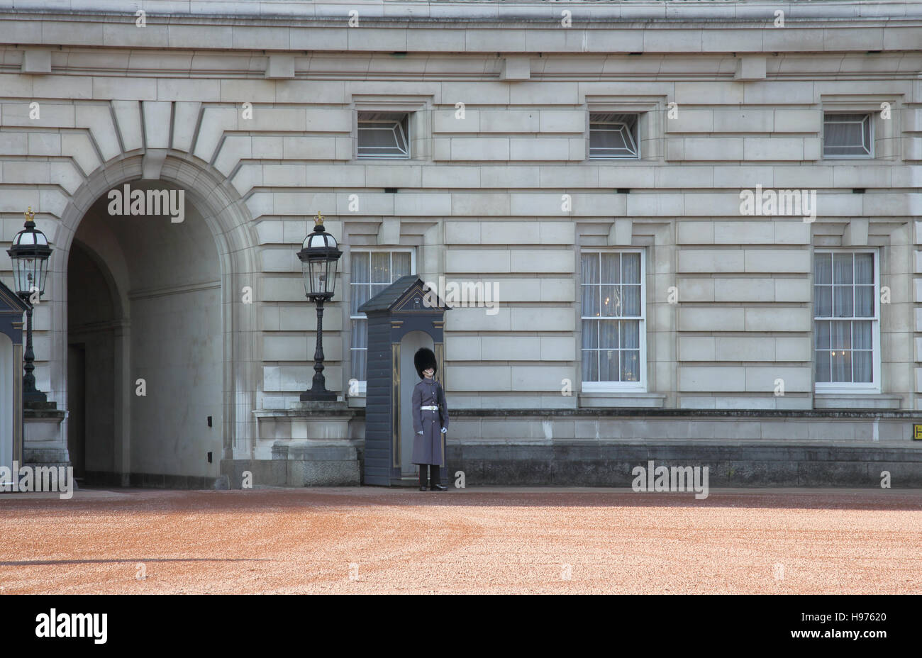 Buckingham palace and sentry box hi-res stock photography and images ...