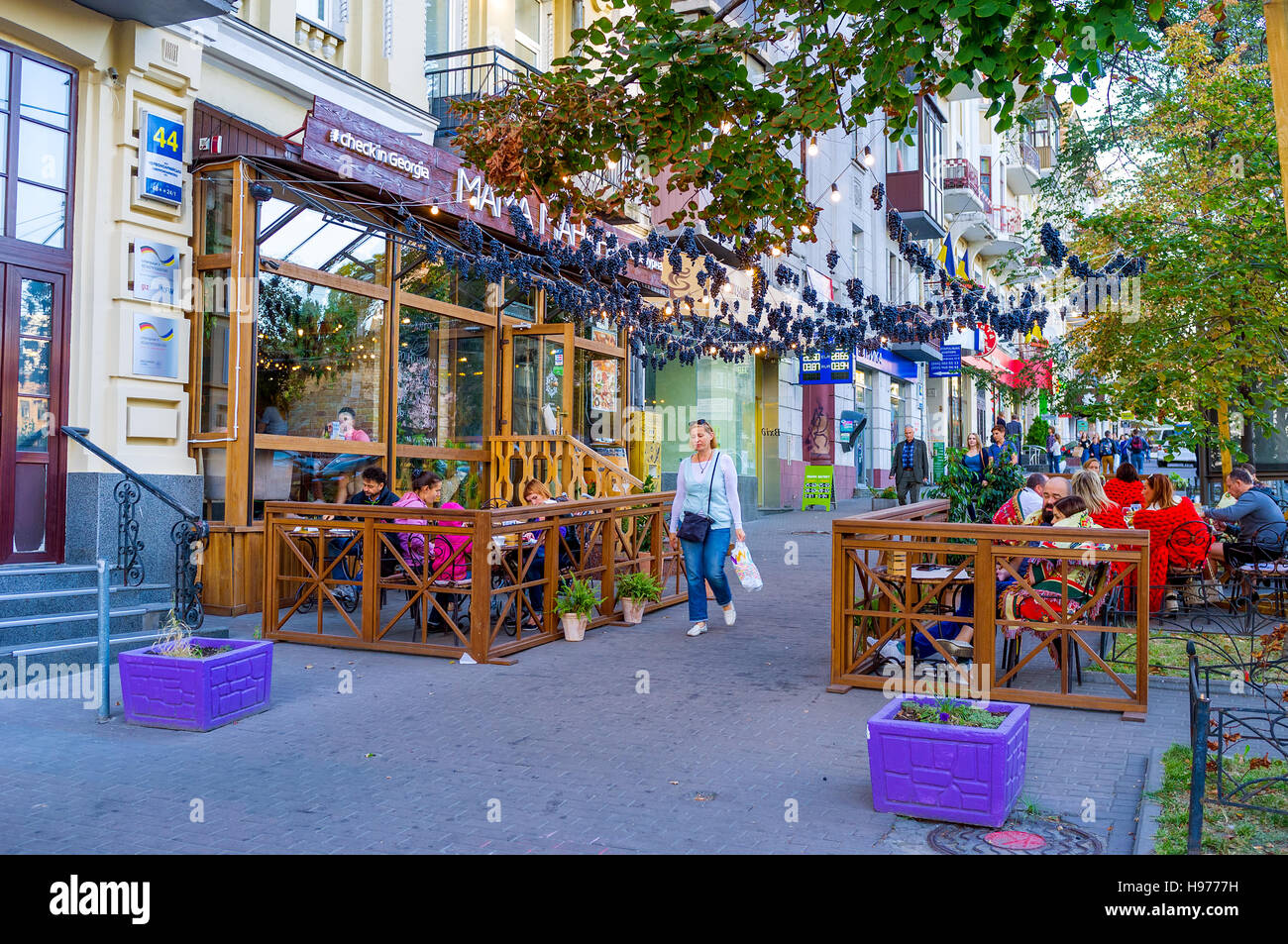 The outdoor dining on Velyka Vasylkivska Street, Kyiv, Ukraine Stock ...