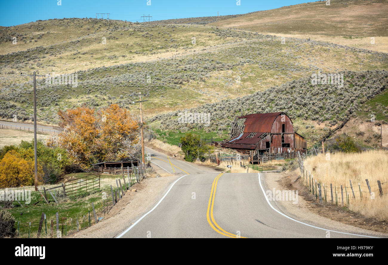 Road barn farm hi-res stock photography and images - Alamy