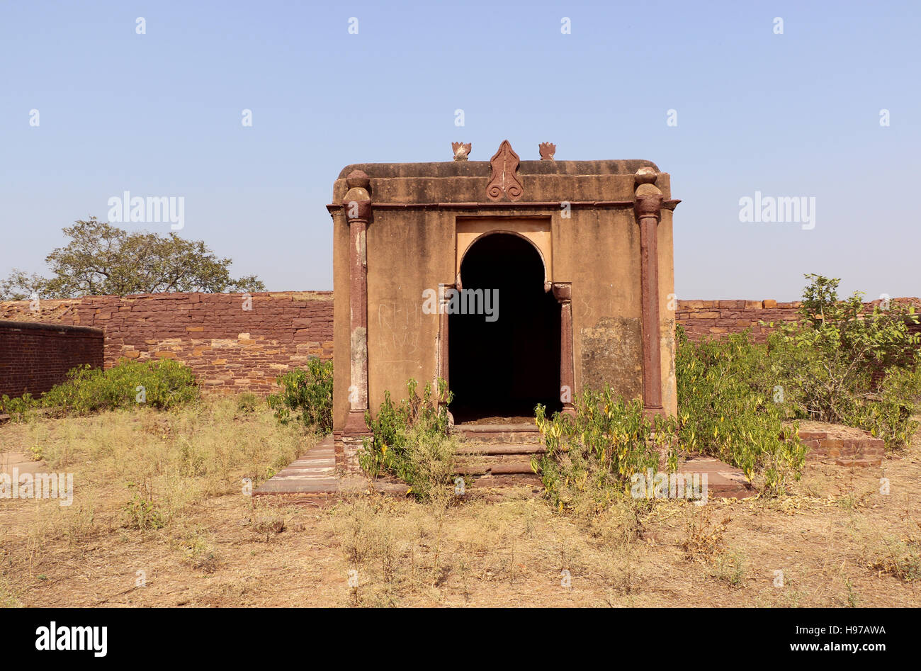 Ruins of thousand years old Narwar Fort Stock Photo - Alamy