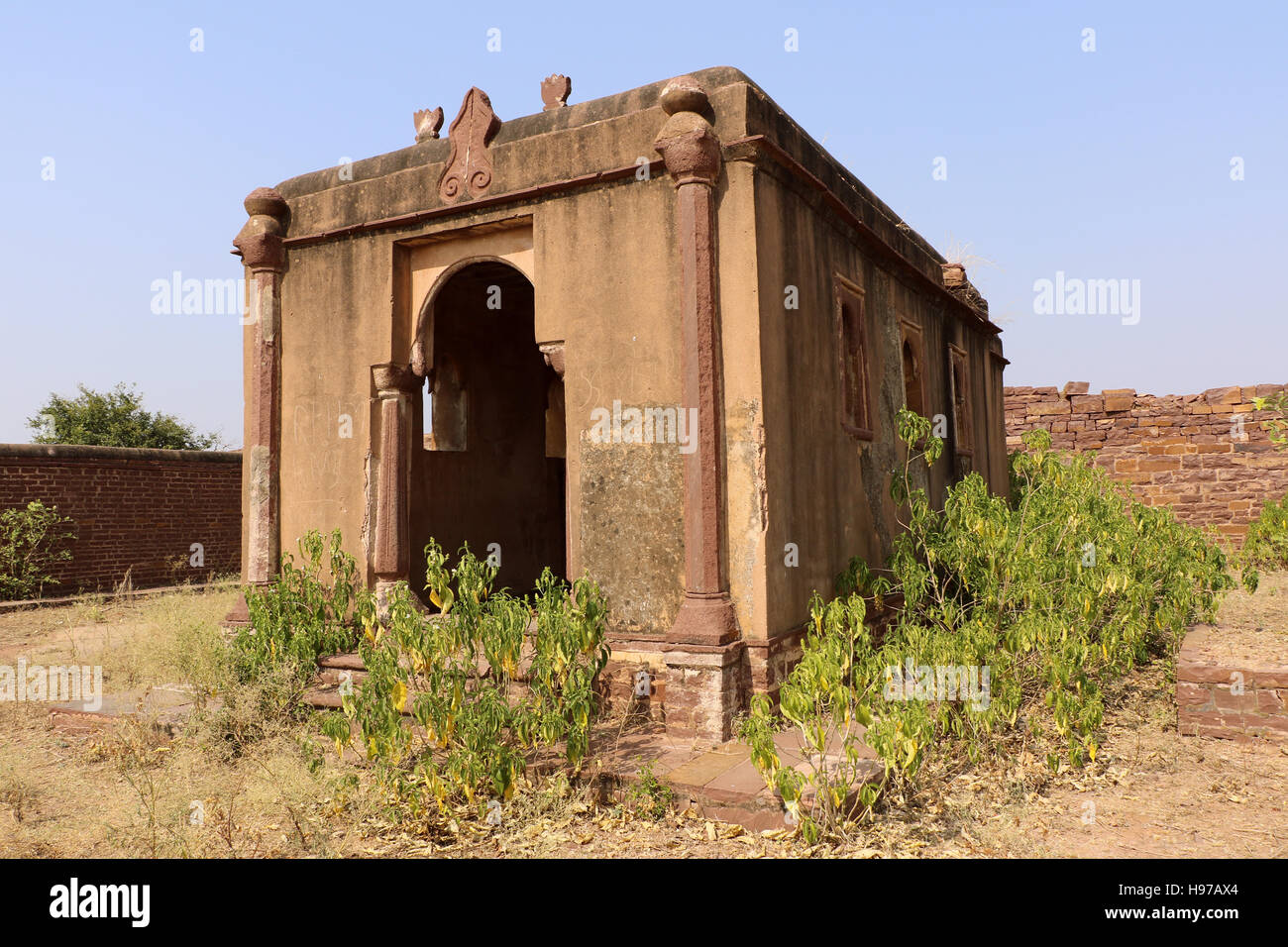 Ruins of thousand years old Narwar Fort Stock Photo - Alamy