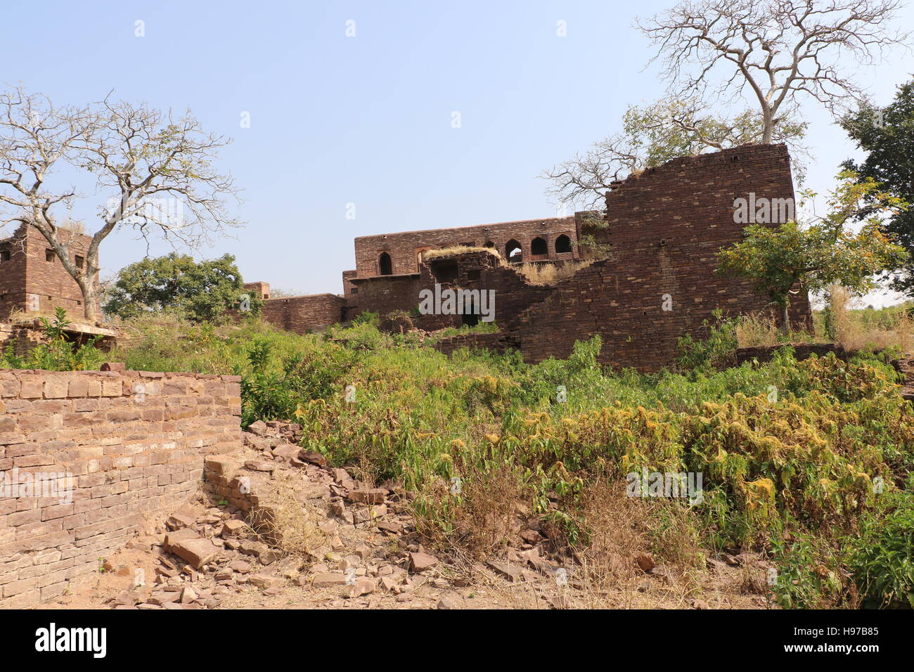 Ruins of thousand years old Narwar Fort Stock Photo - Alamy