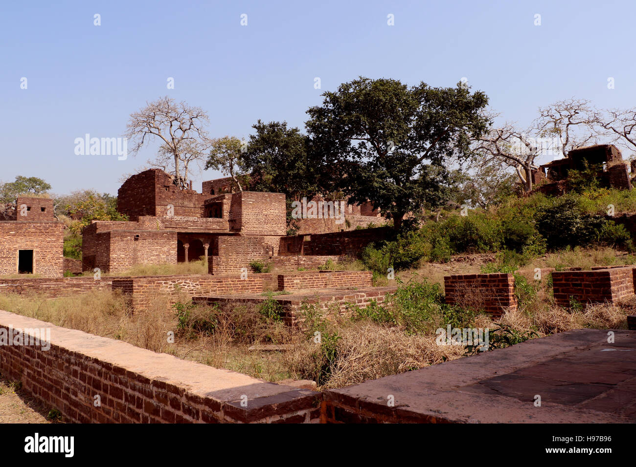 Ruins of thousand years old Narwar Fort Stock Photo - Alamy