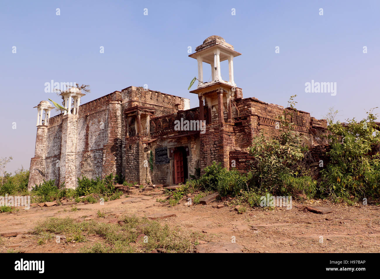 Ruins of thousand years old Narwar Fort Stock Photo - Alamy