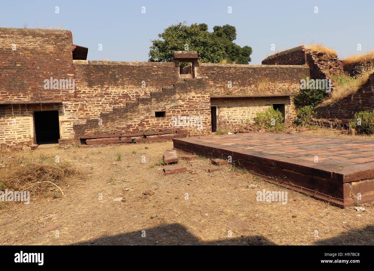 Ruins of thousand years old Narwar Fort Stock Photo - Alamy