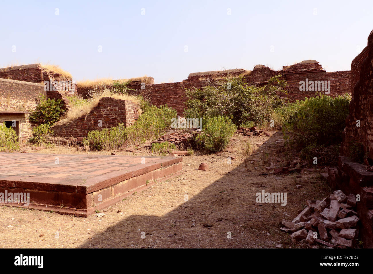 Ruins of thousand years old Narwar Fort Stock Photo - Alamy