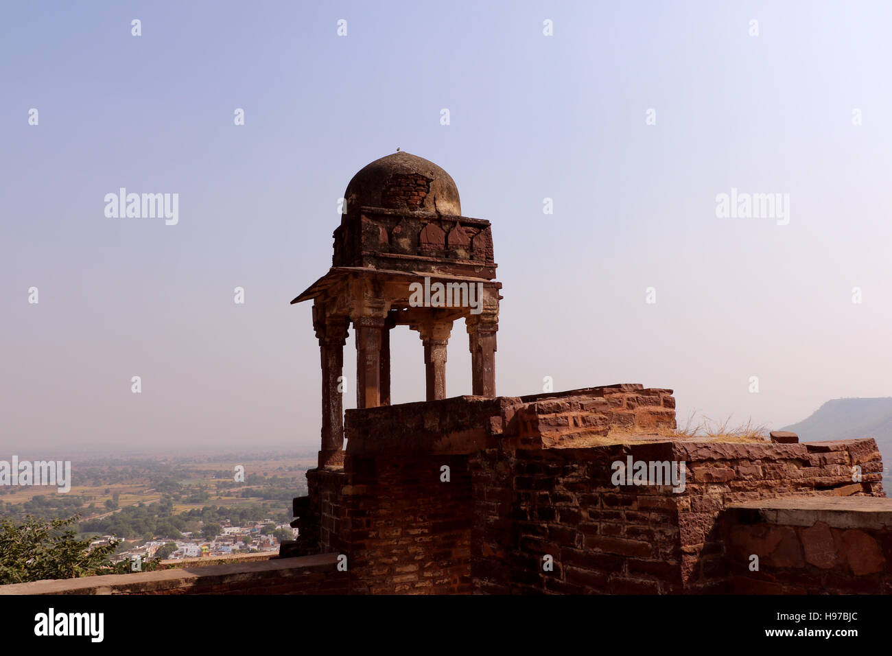 Ruins of thousand years old Narwar Fort Stock Photo - Alamy