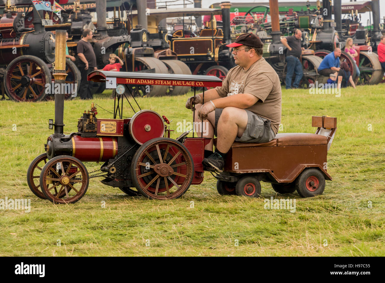 Miniature steam traction engine on display to public at Astle Park ...