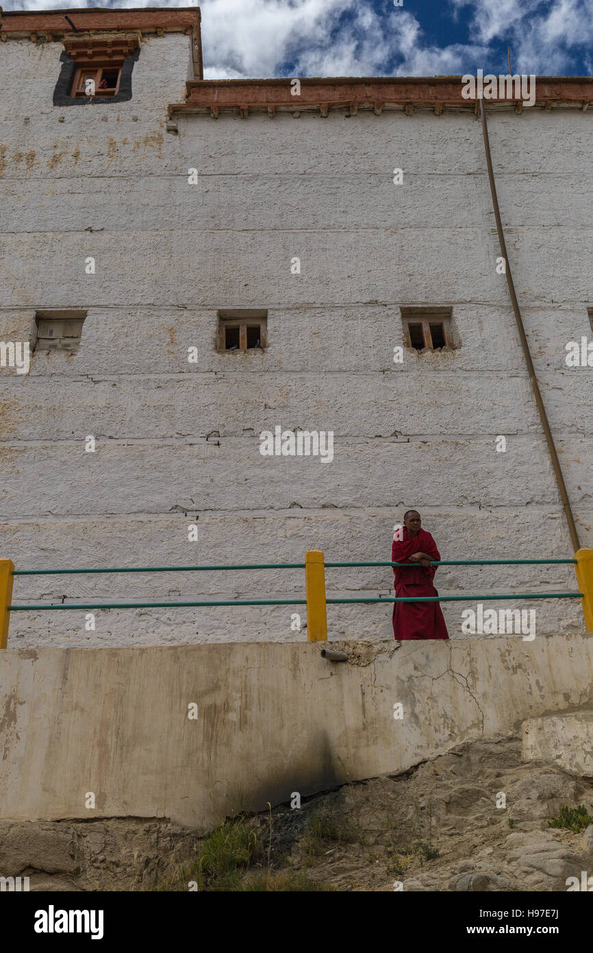 Leaning against the rail hi-res stock photography and images - Alamy