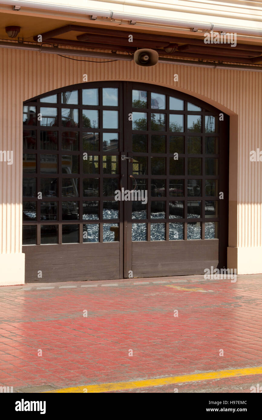 Wide open gate hi-res stock photography and images - Alamy