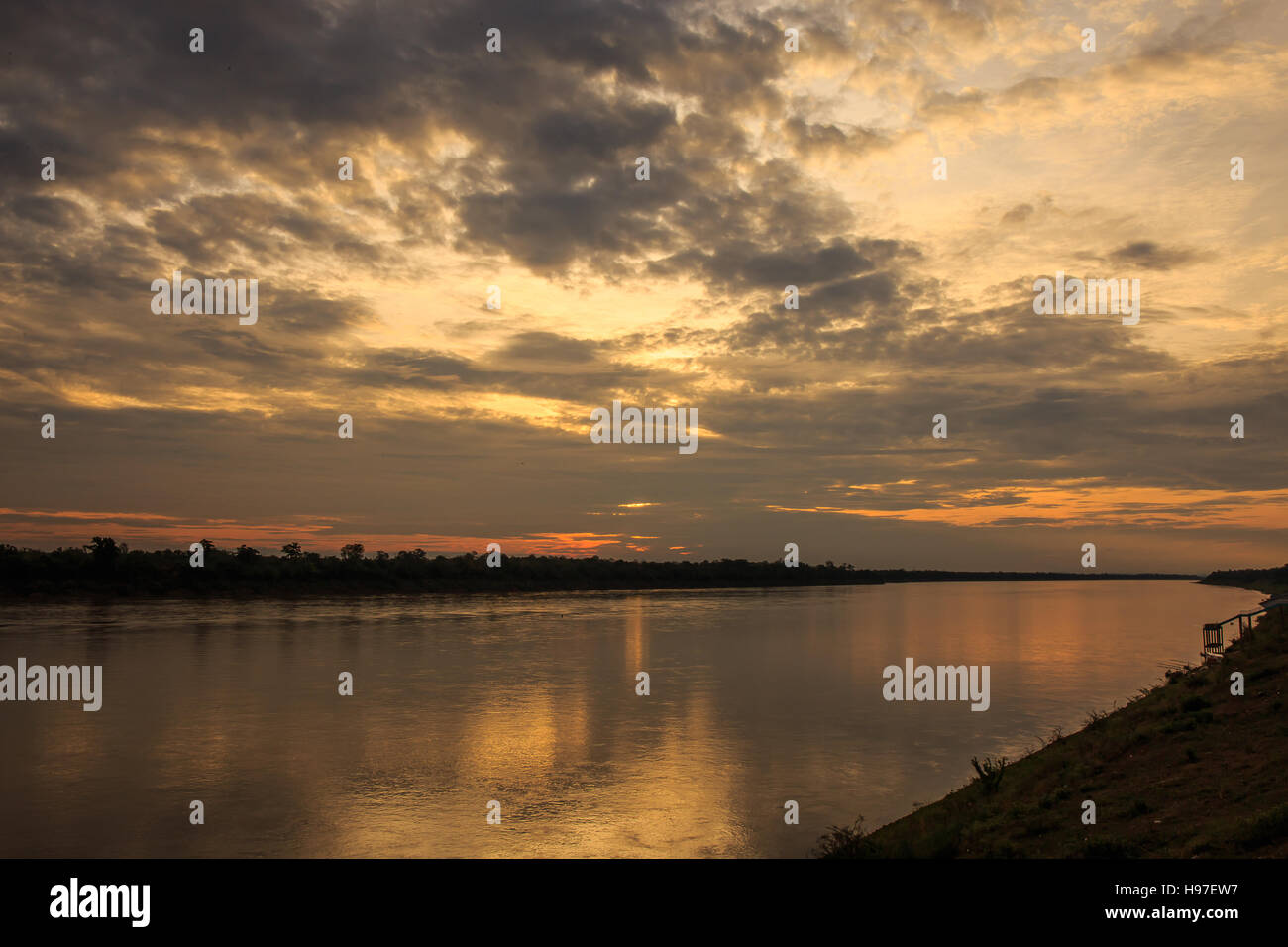 Bright sun over river hi-res stock photography and images - Alamy