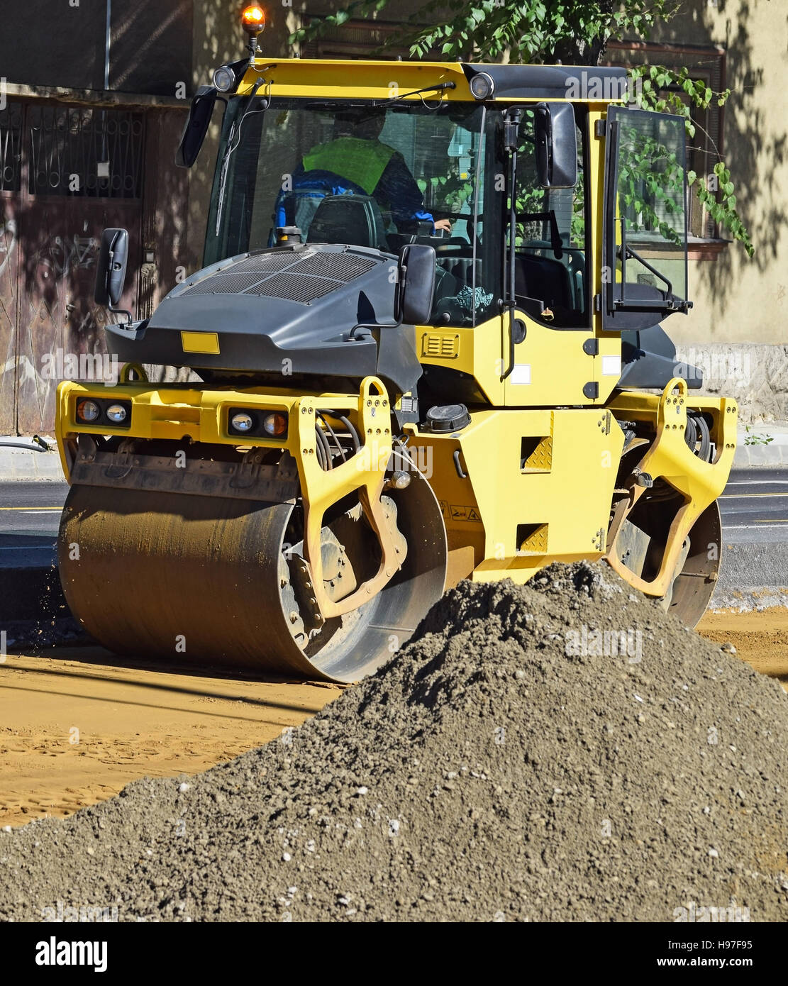 Steam roller at the road construction in the city Stock Photo - Alamy
